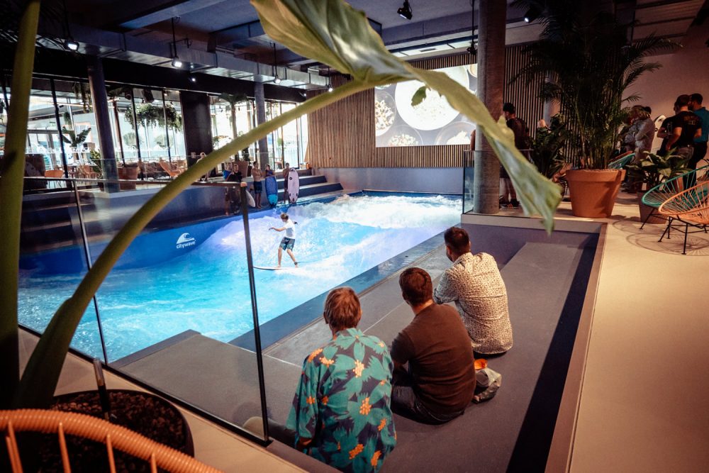 La primera ola de surf cubierta del mundo dentro de un centro comercial ...